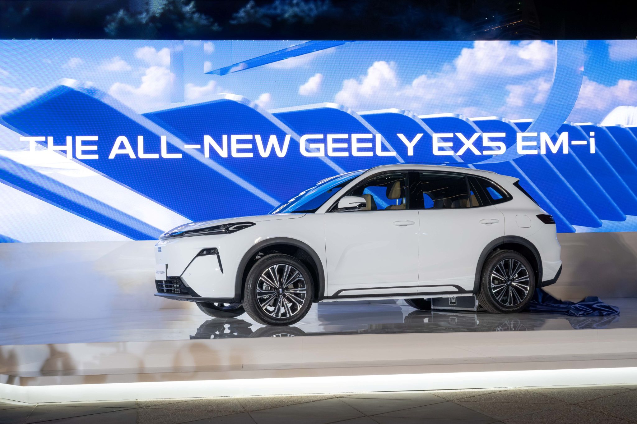 Geely UAE launches new NEV brand with all-new plug-in hybrid Geely EX5 ...